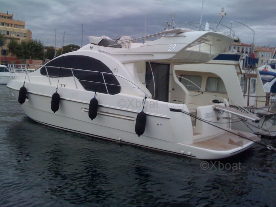 Bateaux à Moteurs d'occasion du chantier de construction Azimut yachts ...