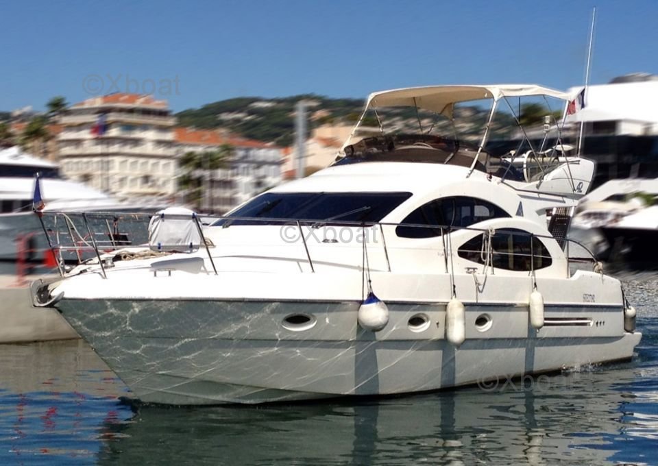 Bateaux à Moteurs d'occasion du chantier de construction AZIMUT, Modèle ...